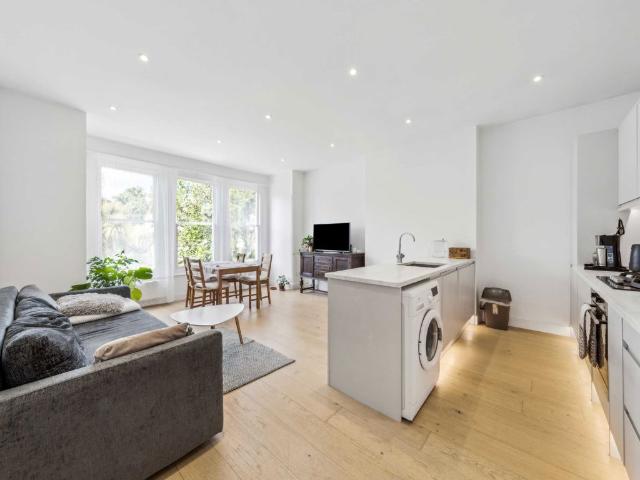 Heybridge Avenue, Streatham Common SW16, 1 bed flat to rent, £1,800 pcm | PrimeLocation