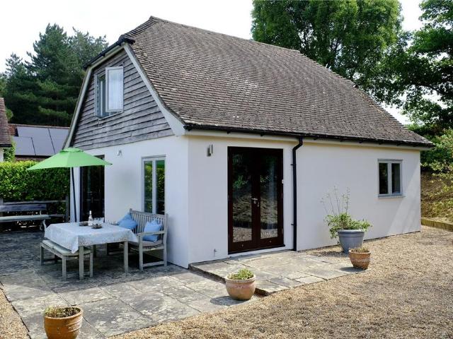 Heyshott, Midhurst, West Sussex, GU29 3 bed semi detached house to rent £2,995 pcm £691 pw