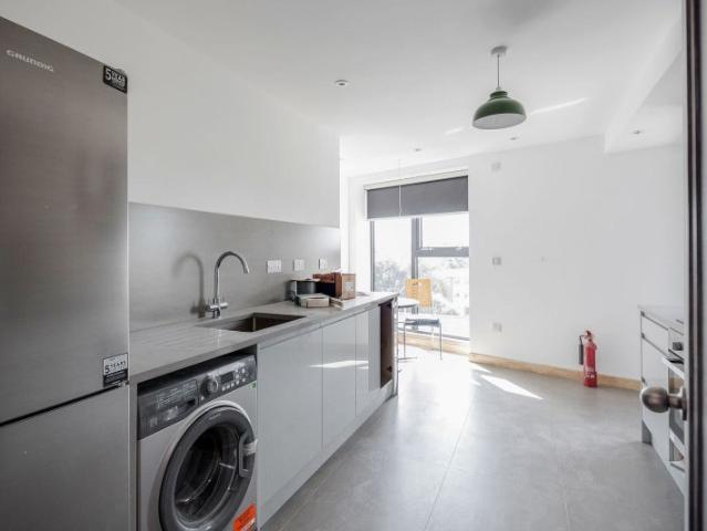 Hi spec 3 bed apartment with 2 bathrooms
