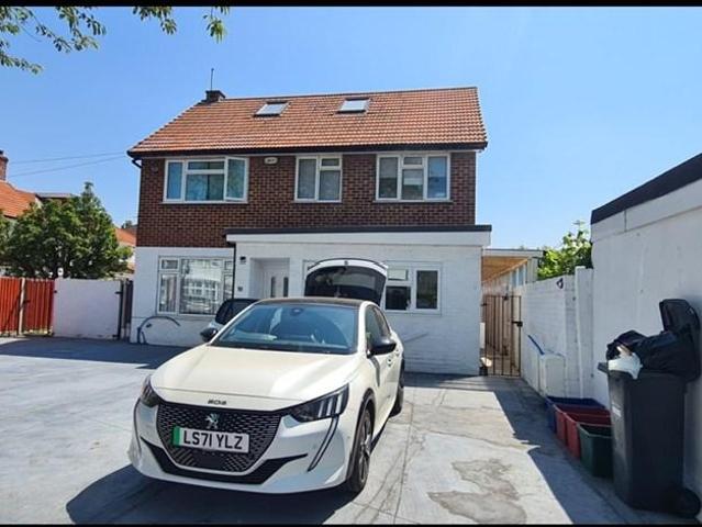 Hinton Avenue, Hounslow, TW4 Studio to rent £1,075 pcm £248 pw