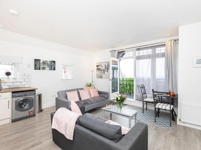 Hinton Road, Bournemouth 1 bed flat to rent £1,050 pcm £242 pw