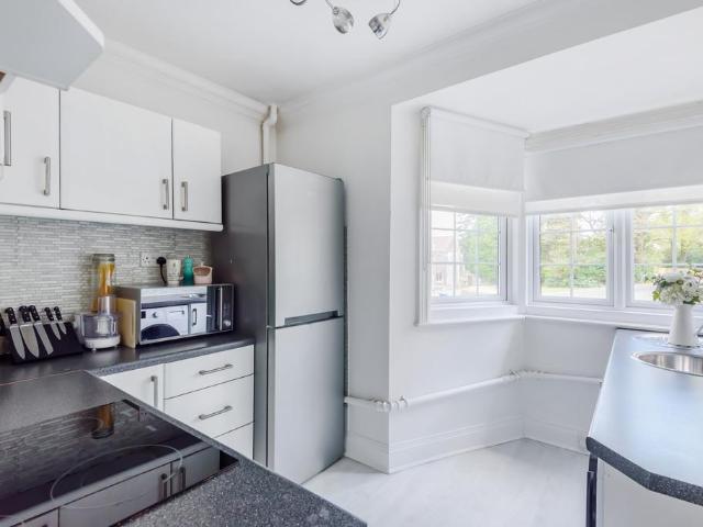 Hindhead 1 bed apartment to rent £1,000 pcm £231 pw