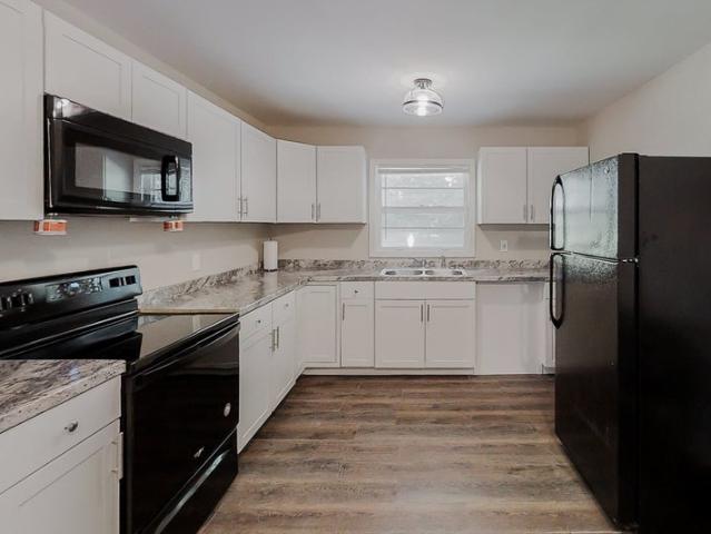 Hickory Hills Estates Home, a 8 minute walk to tra