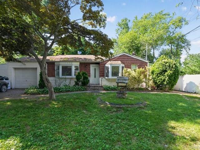 Hickory Pl, Bay Shore, Home For Sale