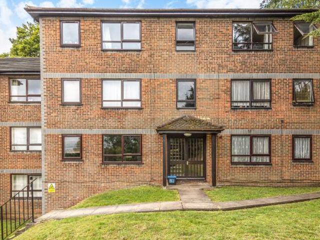 High Beeches, High Wycombe, HP12 2 bed flat to rent £1,295 pcm £299 pw