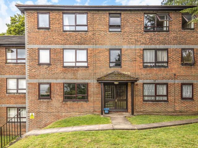 High Beeches, High Wycombe, HP12 2 bed flat to rent £1,295 pcm £299 pw