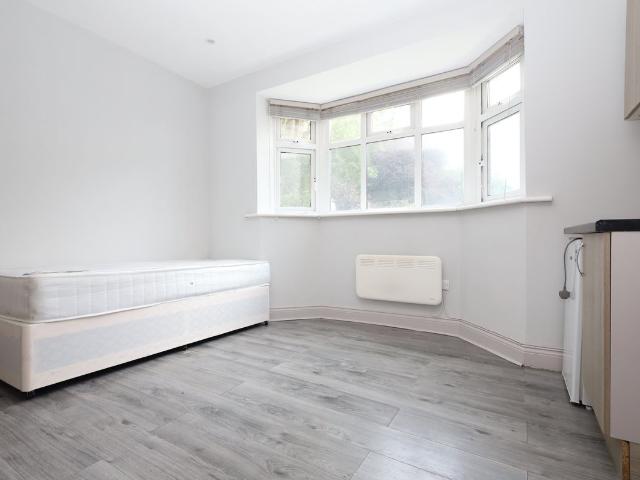 High Grove, Plumstead SE18, Studio to rent, £1,050 pcm | PrimeLocation