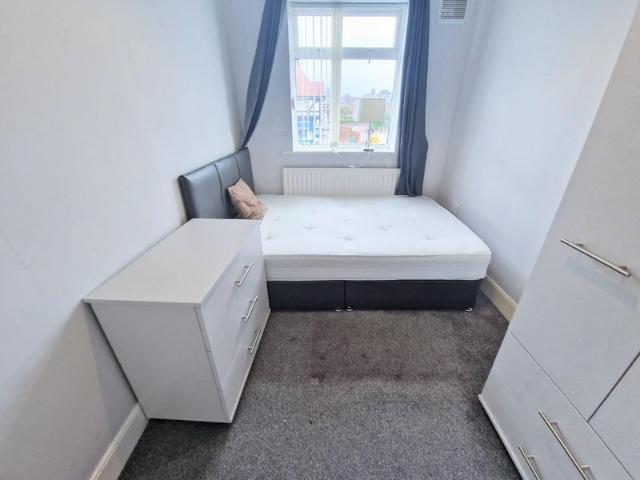 High Heaton | Double Bedroom | Shared Bathroom