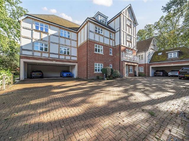 High Peak, Sunningdale Heights. 2 bed apartment to rent £3,250 pcm £750 pw