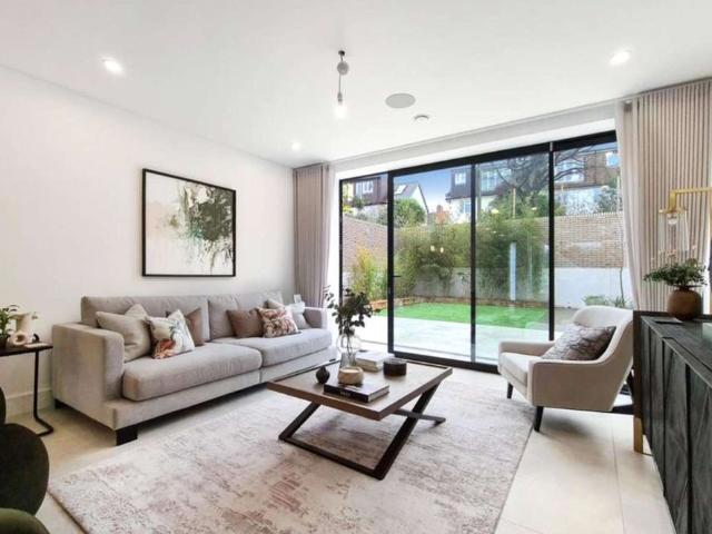 High quality 4 bedroom contemporary house, in a secure gated development of just 5 properties