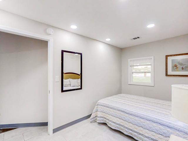 High Quality & Cozy Atlanta Home | Comfortable Living in a Prime Location • Minutes to Downtown & Major Hubs Easy Access to Transit, Shopping & Dining