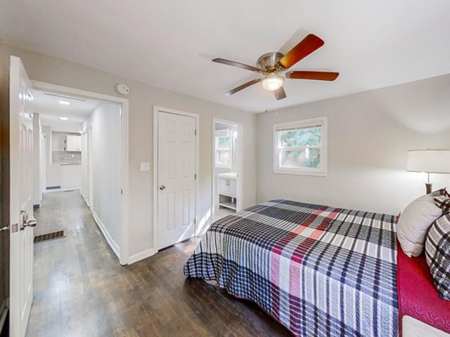 High Quality & Cozy Atlanta Home | Comfortable Living in a Prime Location • Minutes to Downtown & Major Hubs Easy Access to Transit, Shopping & Dining