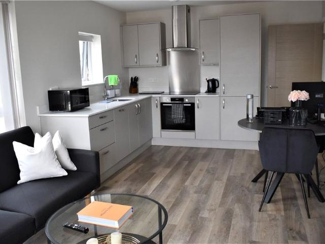 High quality ground floor apartment to the South side of town with parking