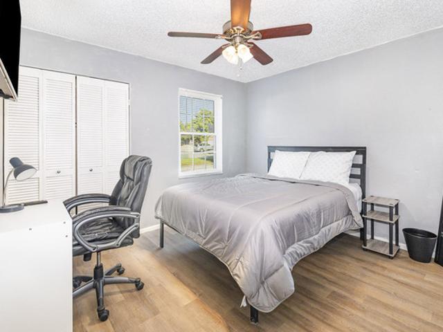 High quality & newly renovated Orlando House with Backyard