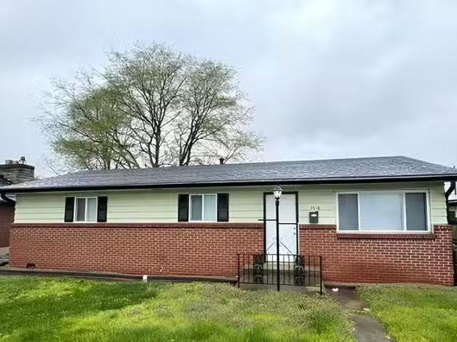 High quality & newly renovated Indianapolis House with Backyar.