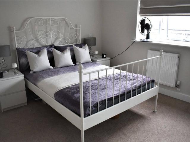 High quality second floor apartment to the South side of town with allocated parking