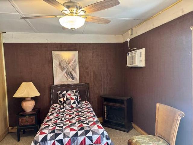 High quality, Spacious, & Beautiful Plant City Home w/ Living Room & Semi Rural Environ Additional Person Permitted w/ Fee Agreed to With Host, Prior to Moving In Added to Weekly Rate