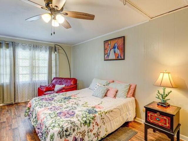 High quality, Spacious, & Beautiful Plant City Home w/ Living Room & Semi Rural Environ Additional Person Permitted w/ Fee Agreed to With Host, Prior to Moving In Added to Weekly Rate