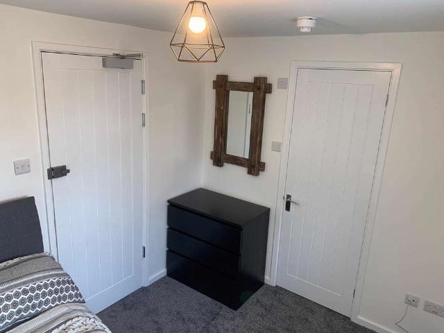 High quality refurbished en suite rooms for professionals Room 1