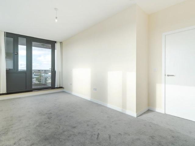 High Rd, Romford RM6, 2 bed flat to rent, £1,150 pcm | PrimeLocation