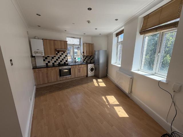 High Road 3 bed flat to rent £2,700 pcm £623 pw