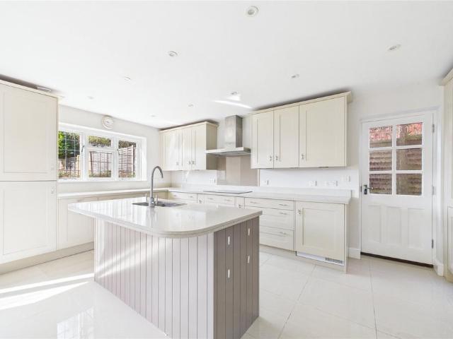 High Road, Cookham, Maidenhead. 4 bed semi detached house to rent £3,250 pcm £750 pw