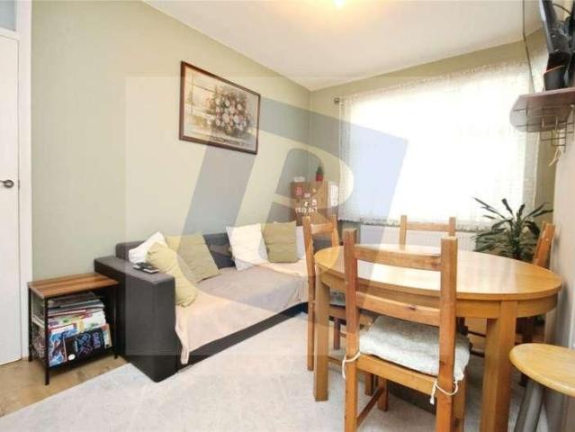 High Road, Chadwell Heath, RM6