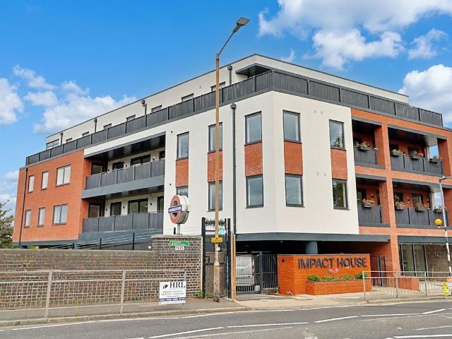 High Road, Chigwell IG7, 2 bed flat to rent, £2,500 pcm | PrimeLocation