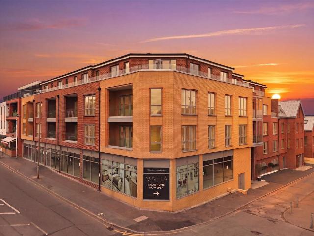 High Road, Chigwell IG7, 2 bed flat to rent, £2,750 pcm | PrimeLocation
