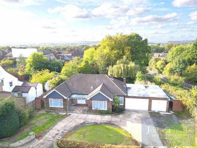 High Road, Chigwell IG7 4 bed detached bungalow to rent £3,495 pcm £807 pw