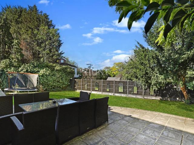 High Road, Chigwell, IG7 6 bed detached house to rent £6,000 pcm £1,385 pw