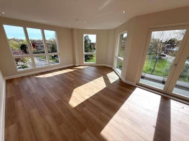 High Road, Chigwell, IG7