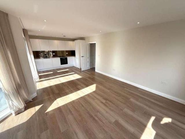 High Road, Chigwell, IG7