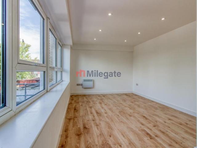 High Road, Basildon SS13 1 bed flat to rent £1,175 pcm £271 pw
