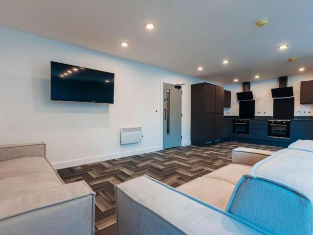 High Road, Beeston NG9, 3 bed flat to rent, £2,340 pcm | PrimeLocation