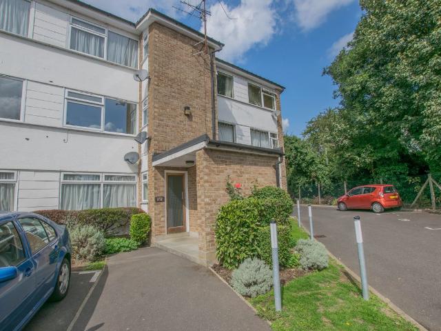 High Road, Broxbourne EN10, 2 bed flat to rent, £1,400 pcm | PrimeLocation