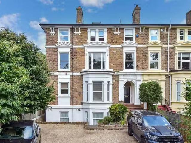 High Road, Buckhurst Hill, Esinteraction 3 bed flat for sale.