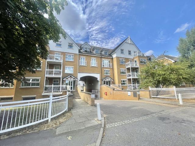 High Road, Buckhurst Hill IG9, 2 bed flat to rent, £1,795 pcm | PrimeLocation