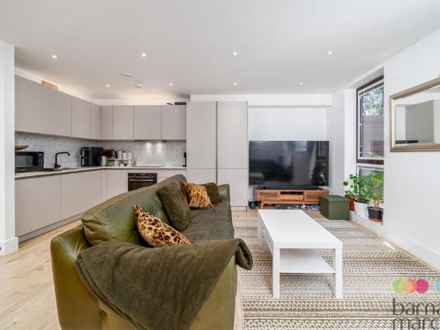 High Road, East Finchley 2 bed duplex to rent £2,850 pcm £658 pw