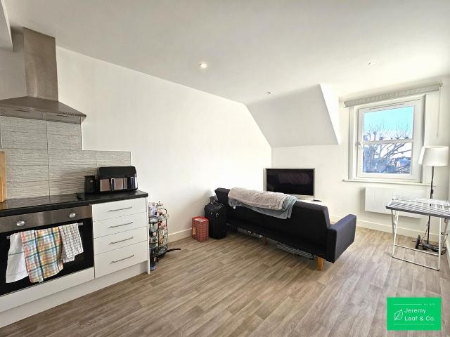 High Road, East Finchley N2, 2 bed flat to rent, £1,800 pcm | PrimeLocation