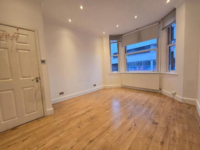 High Road, Finchley 2 bed flat to rent £1,950 pcm £450 pw