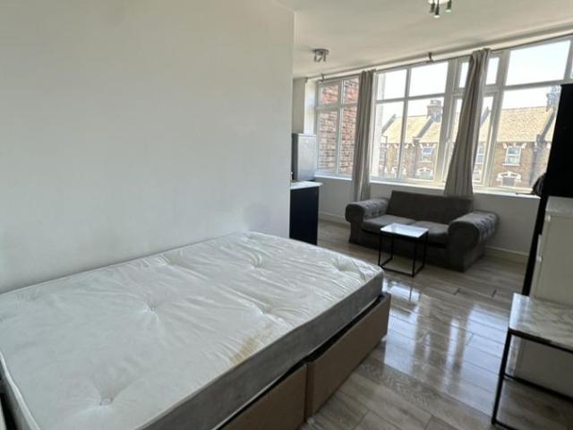High Road, Finchley, London N12, Studio to rent, £1,350 pcm | PrimeLocation