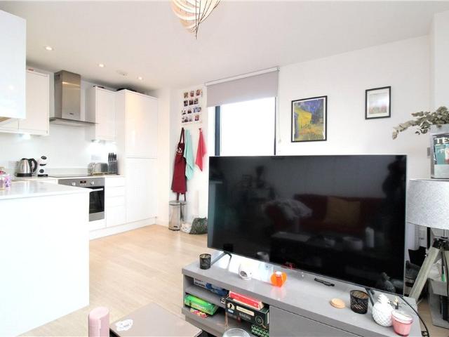 High Road, Finchley, N12 9RW