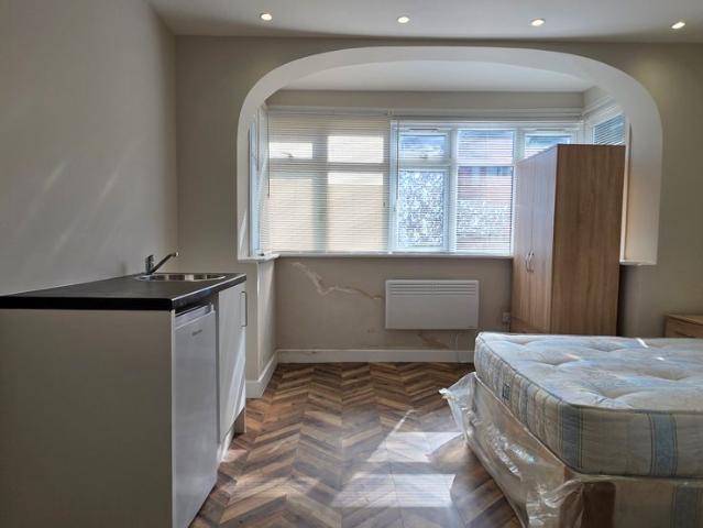 High Road, Harrow Weald HA3, Studio to rent, £1,050 pcm | PrimeLocation