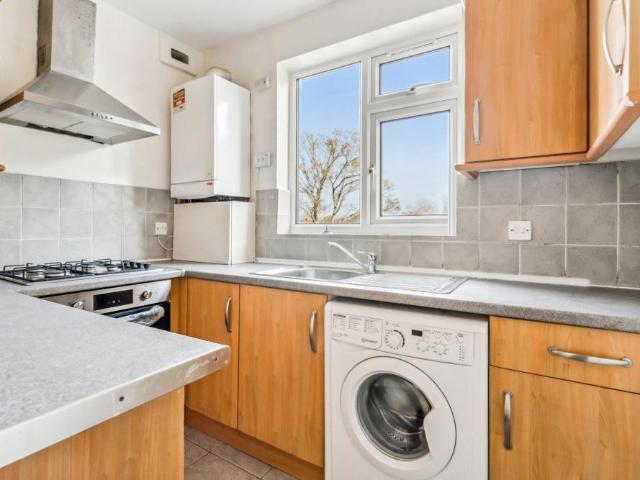 High Road, Harrow Weald, Harrow, HA3 2 bed flat to rent £1,600 pcm £369 pw
