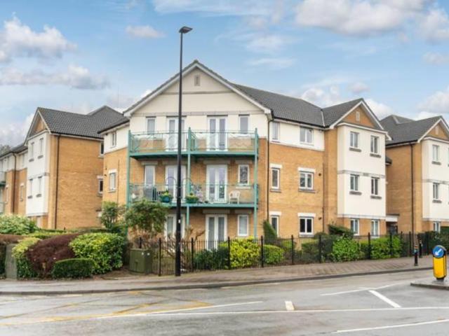 High Road, Harrow Weald 2 bed apartment to rent £1,850 pcm £427 pw