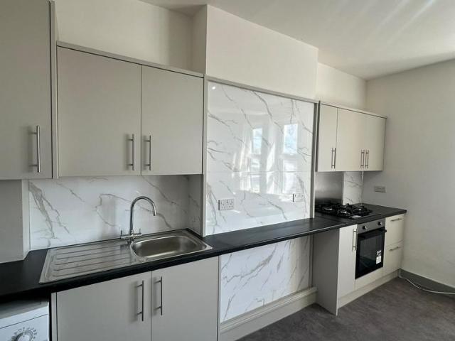 High Road, Ilford, IG3 8RA 2 bed flat to rent £1,850 pcm £427 pw