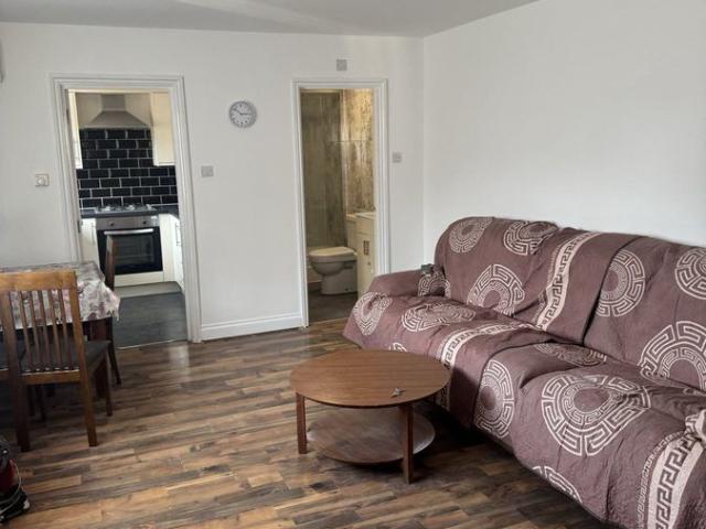 High Road, Ilford IG3, 1 bed flat to rent, £1,300 pcm | PrimeLocation