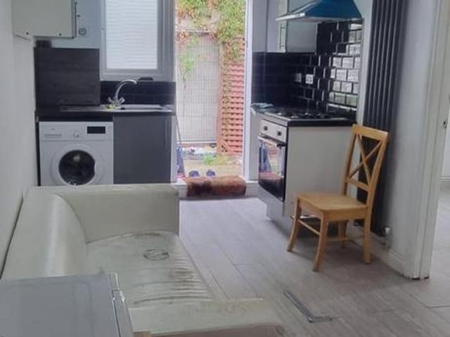 High road Ilford IG1 1 bed flat to rent £1,150 pcm £265 pw
