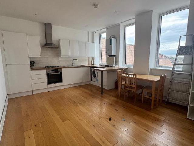 High Road, Ilford IG1 2 bed flat to rent £1,850 pcm £427 pw